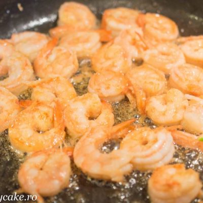 Tagliatelle cu creveti si spanac in sos de smantana - Lucky Cake