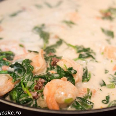 Tagliatelle cu creveti si spanac in sos de smantana - Lucky Cake