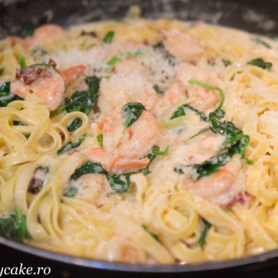 Tagliatelle cu creveti si spanac in sos de smantana - Lucky Cake